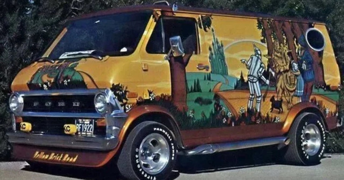 15 Double-Take Pics Of ‘70s Custom Van Paint Jobs