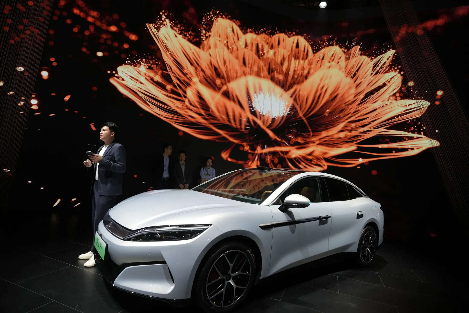 Big worry for Tesla: China's Huawei shocks auto industry with 3,000 km ...