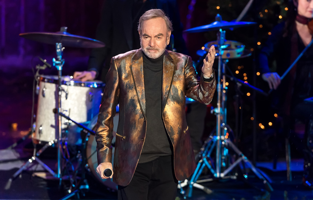 Neil Diamond, 84, Surprises Fans With Performance 7 Years After ...