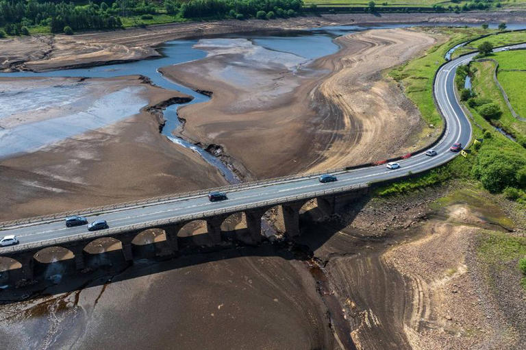 Pictures show the drastic state of water levels in Derbyshire reservoir ...
