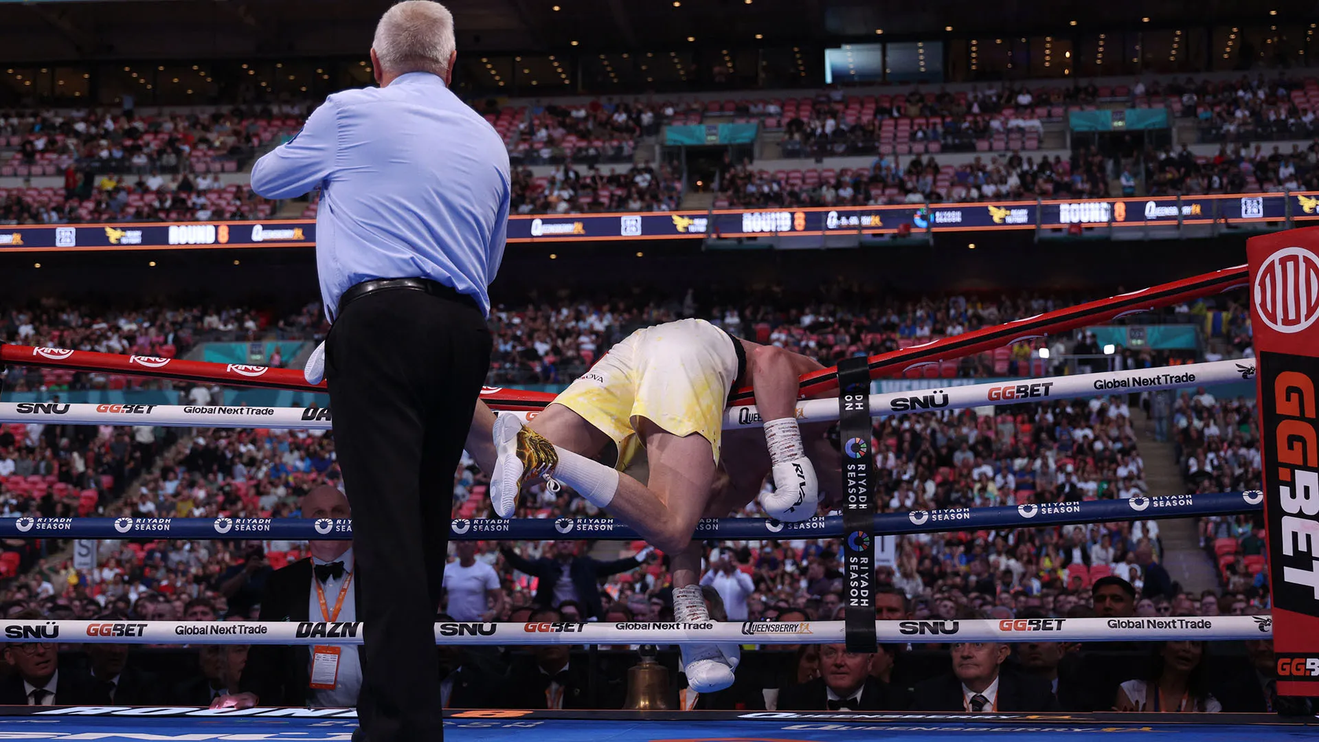 Er fällt zweimal aus dem Ring und gewinnt trotzdem! Fotos