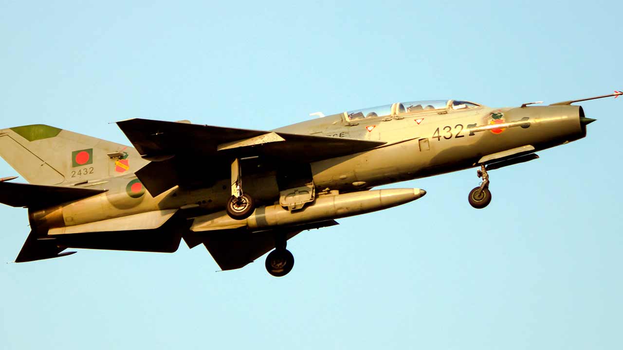 Jet Tempur F-7 Angkatan Udara Bangladesh Jatuh di Sekolah, Sedikitnya ...