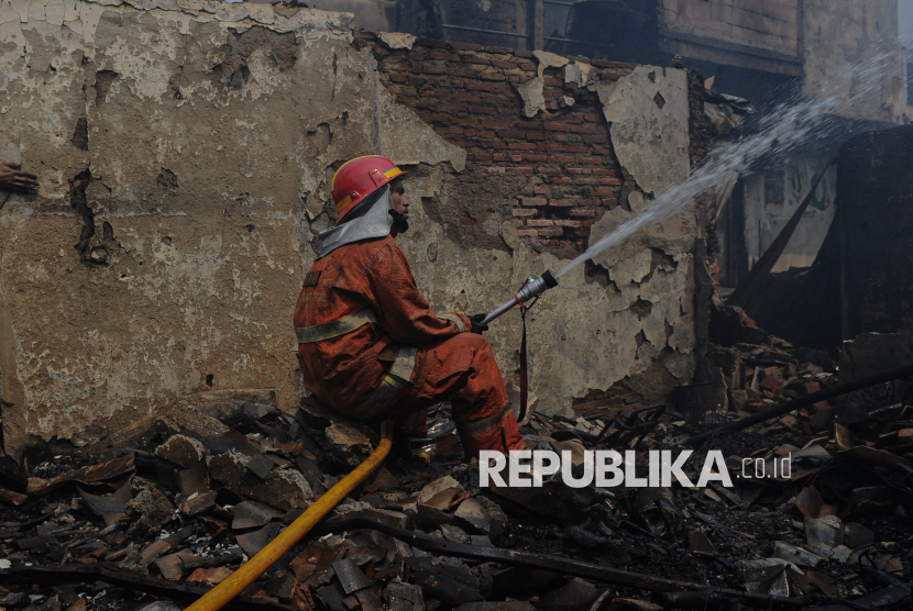 Kisah Jefri, Relawan Damkar yang Matanya Cedera Kena Lemparan Sambal ...