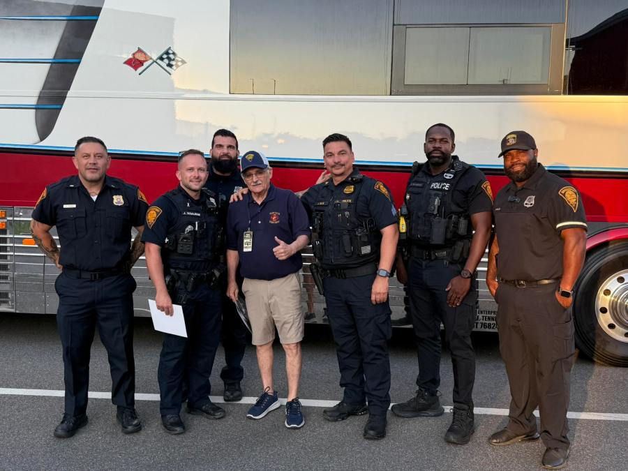 Country star Brad Paisley brings Bridgeport police officers on stage ...