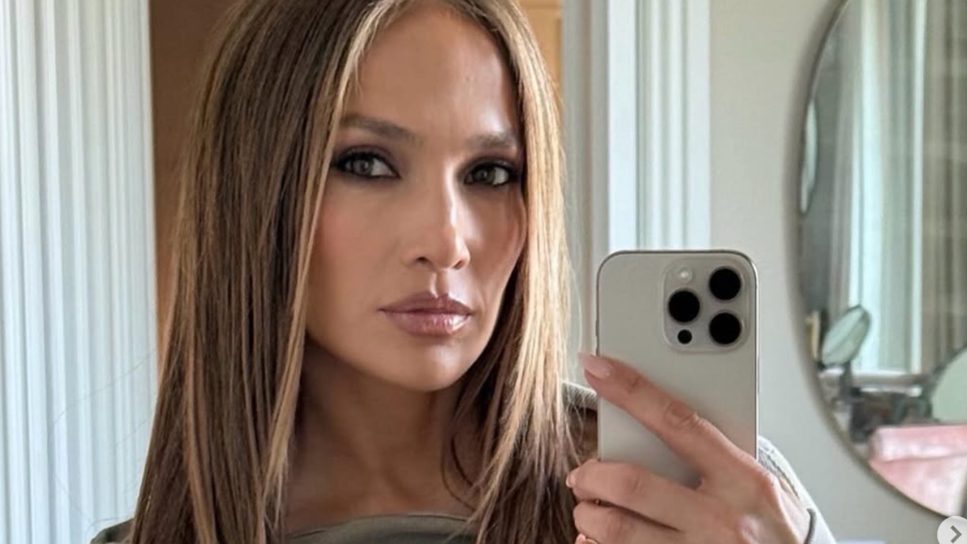 Jennifer Lopez in a bustier, her look that caused a sensation