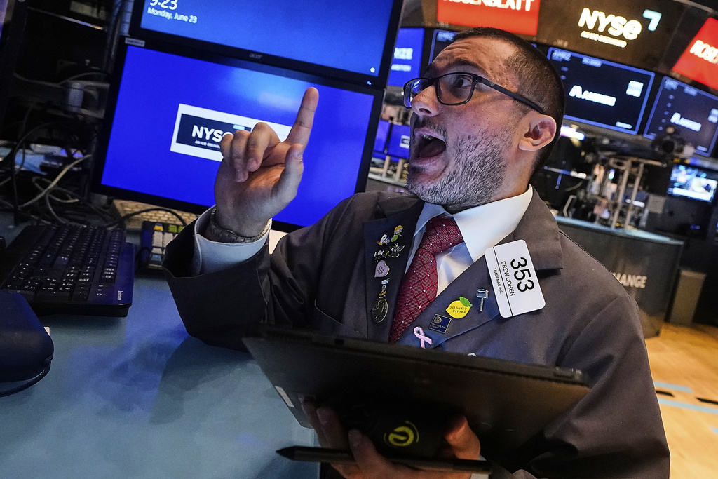 Wall Street rises toward records as Verizon begins a big week for ...