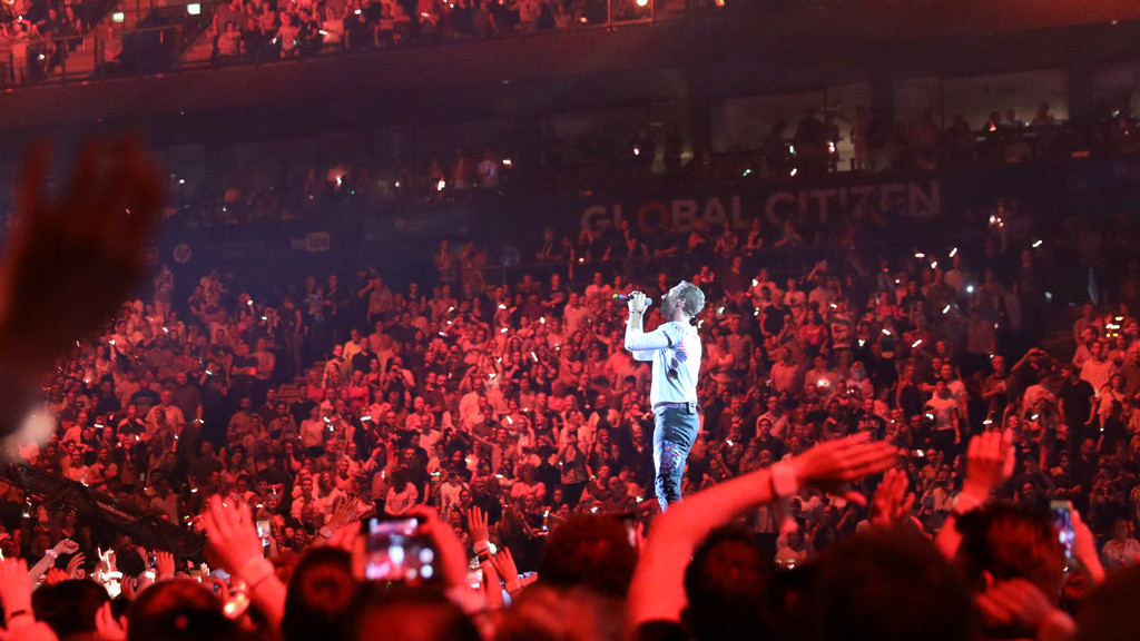 Chris Martin plaisante à propos de la kiss cam du concert de Coldplay