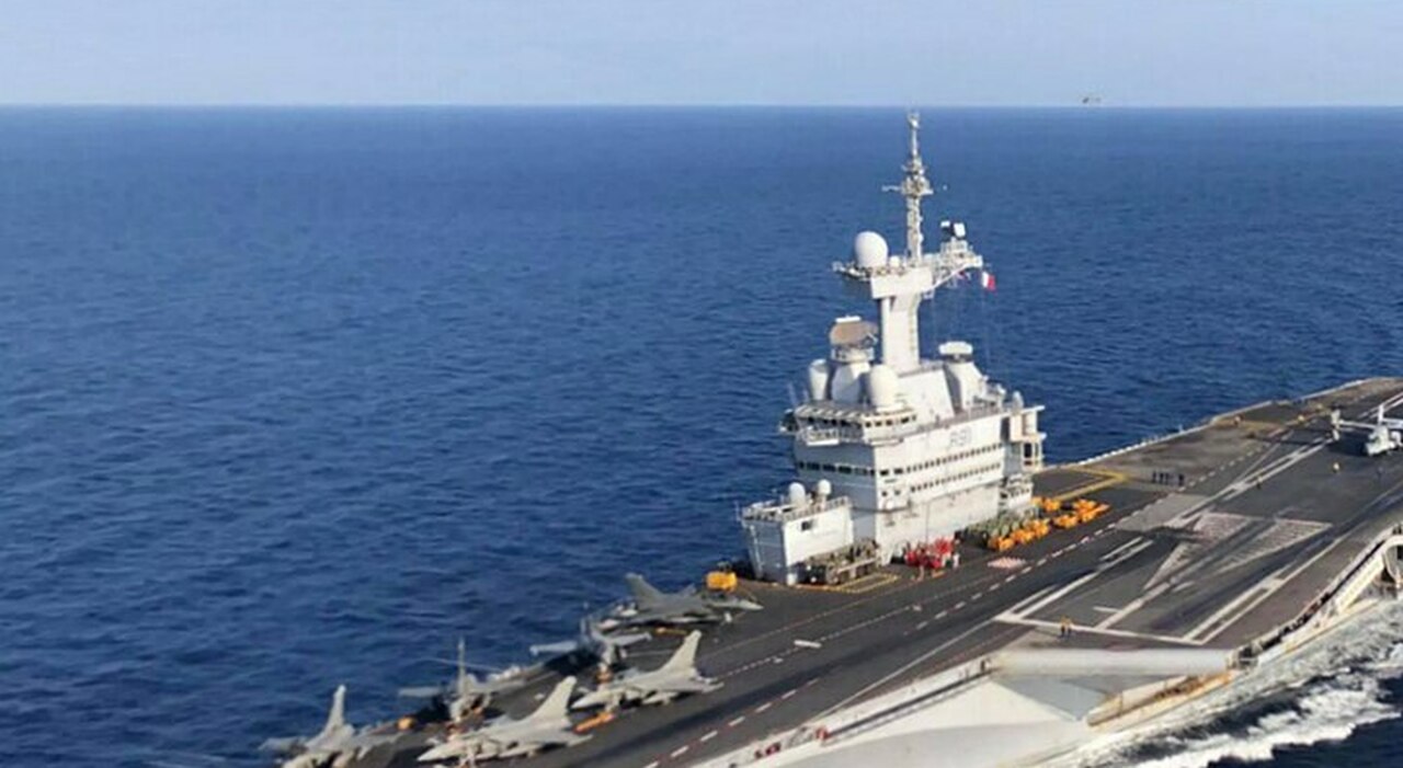 Portaerei francese pedinata dalla marina cinese nell'Oceano Indiano ...
