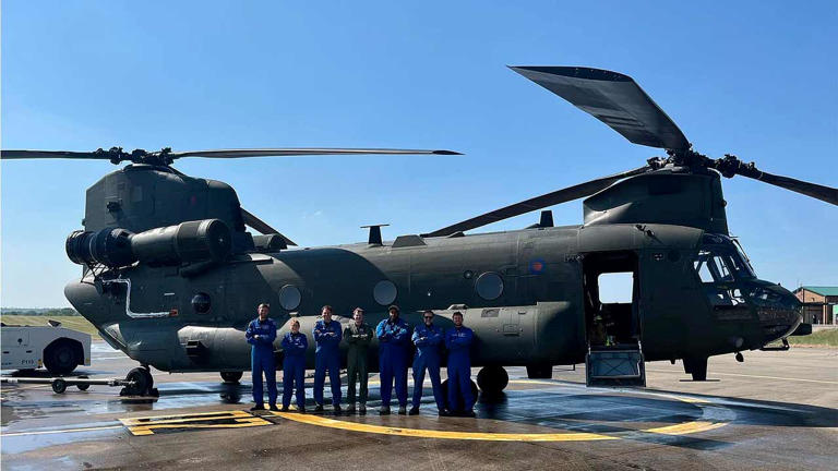 British Chinook completes first flight with new heat-seeking missile ...