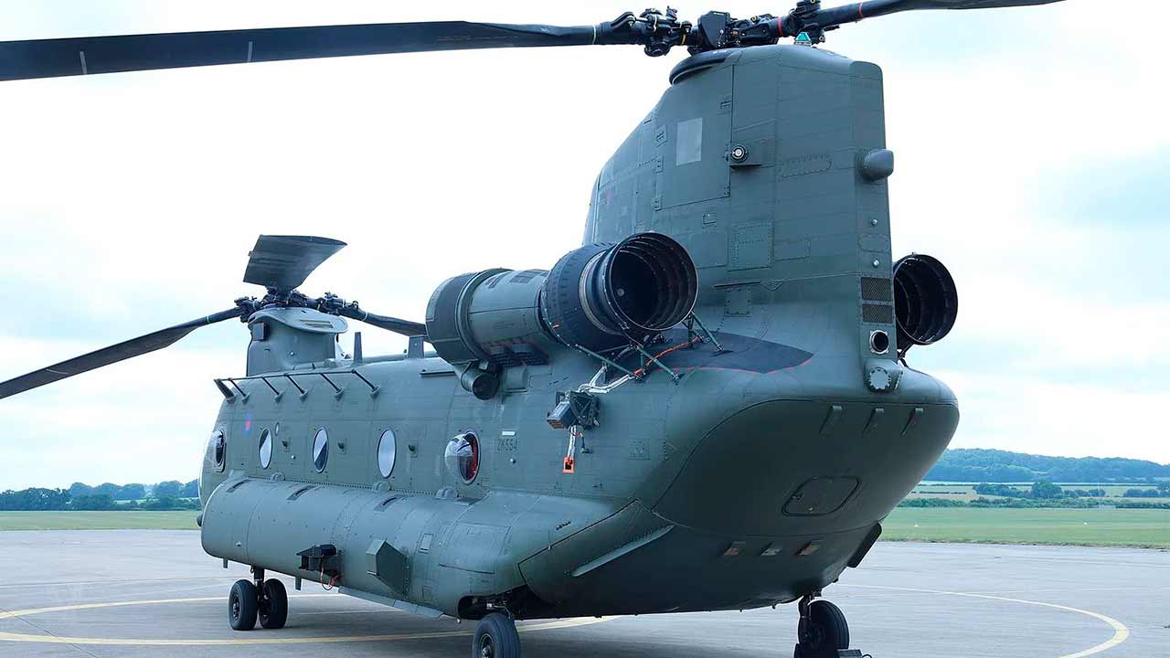 British Chinook completes first flight with new heat-seeking missile ...