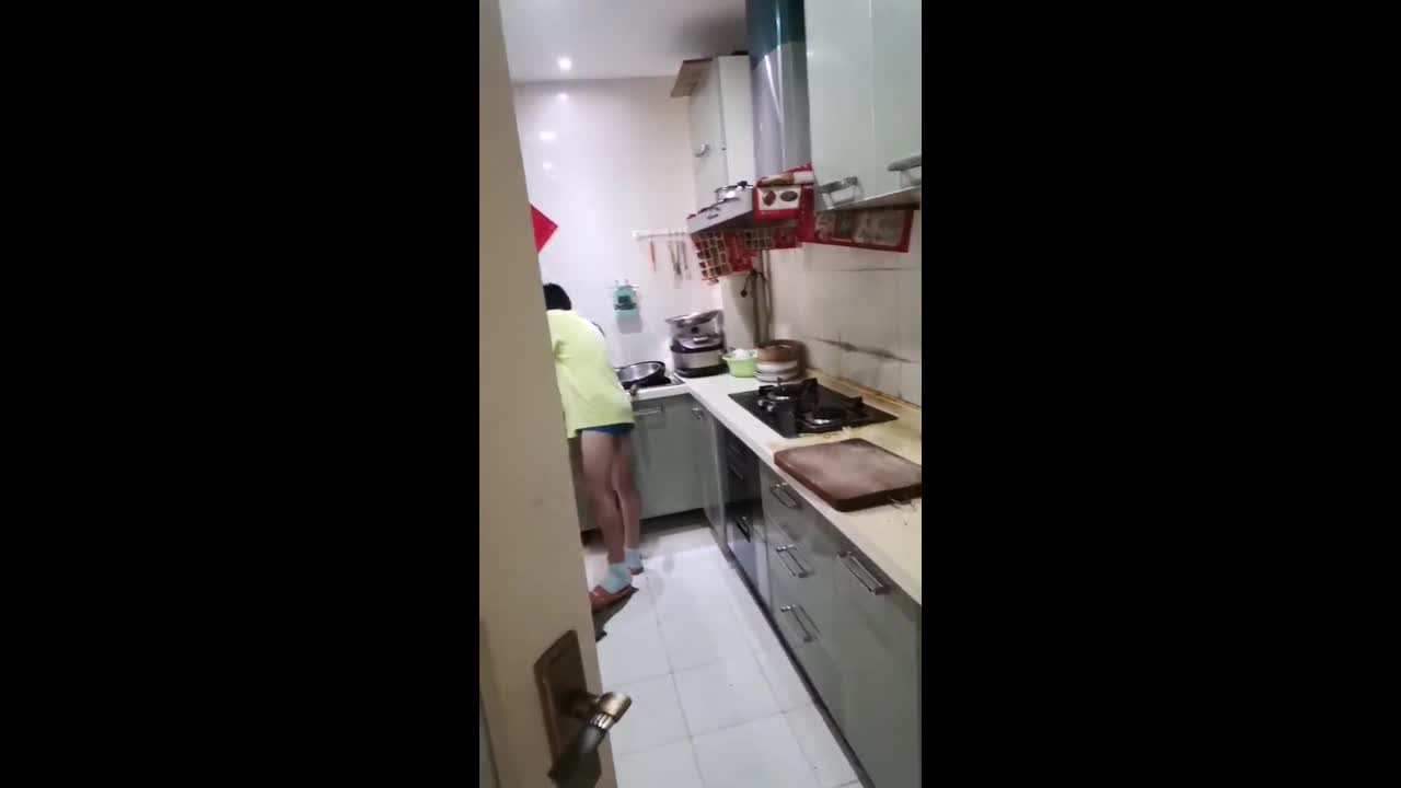 Boy caught singing while washing pans in Anhui, China