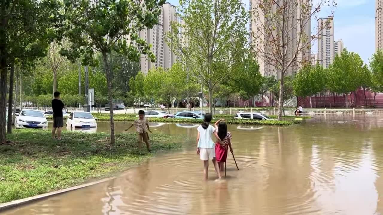 Small wave from passing vehicle causes chaos during flood in Shandong ...