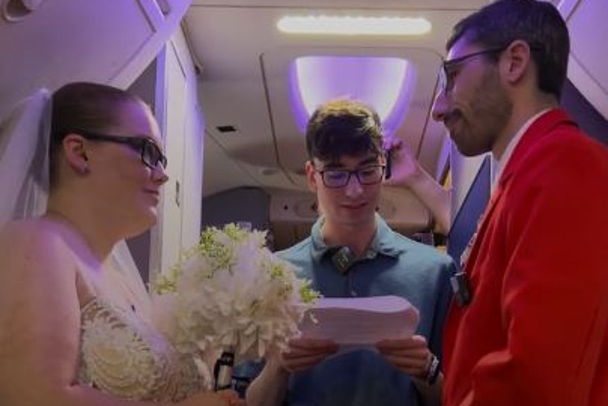 Surprise wedding takes place at 35,000ft on United Airlines flight