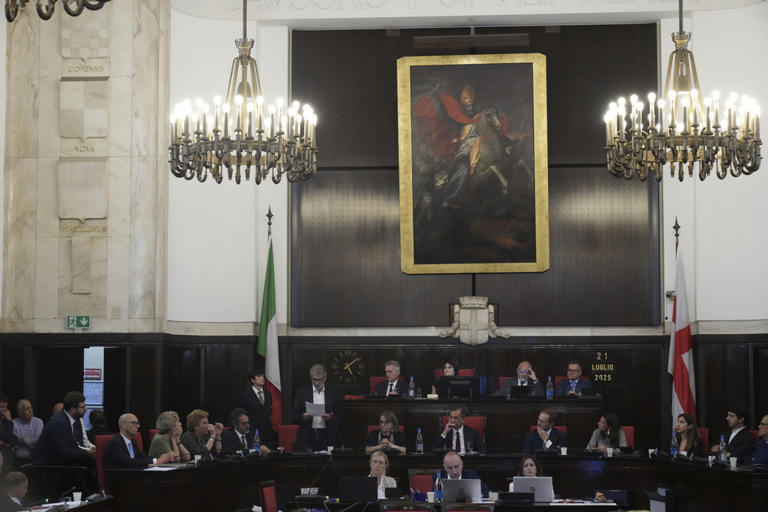 Mayor denies wrongdoing in a corruption probe into Milan's building boom