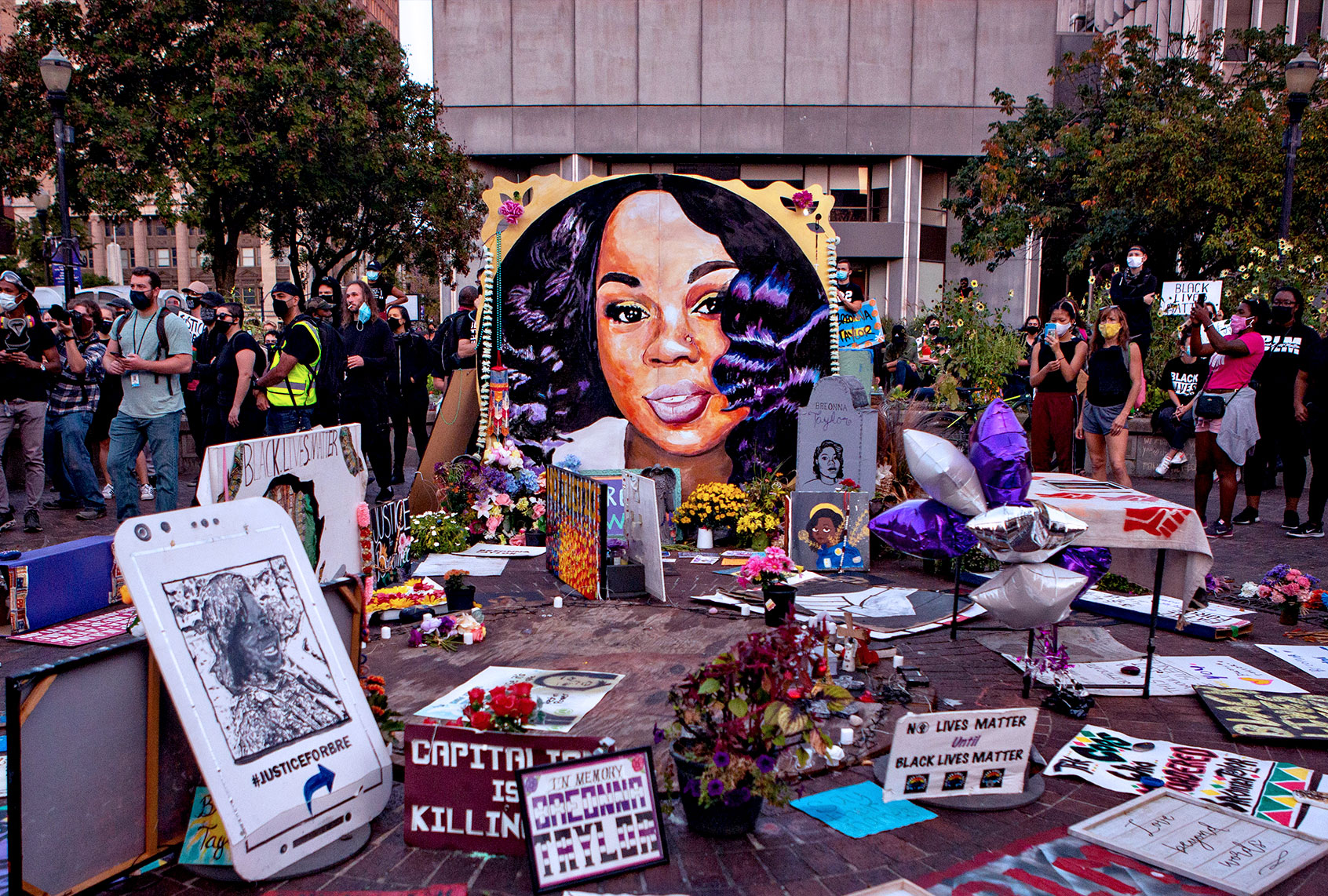 Former police officer sentenced to 33 months over Breonna Taylor raid