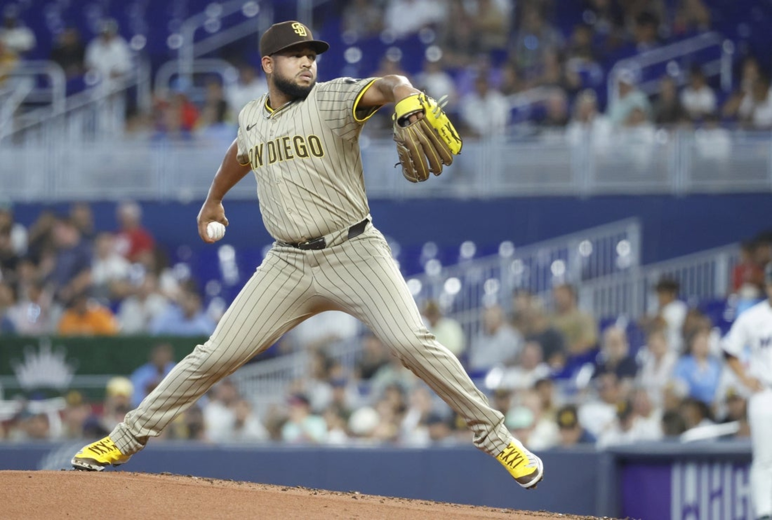 Padres' bullpen shuts down Marlins