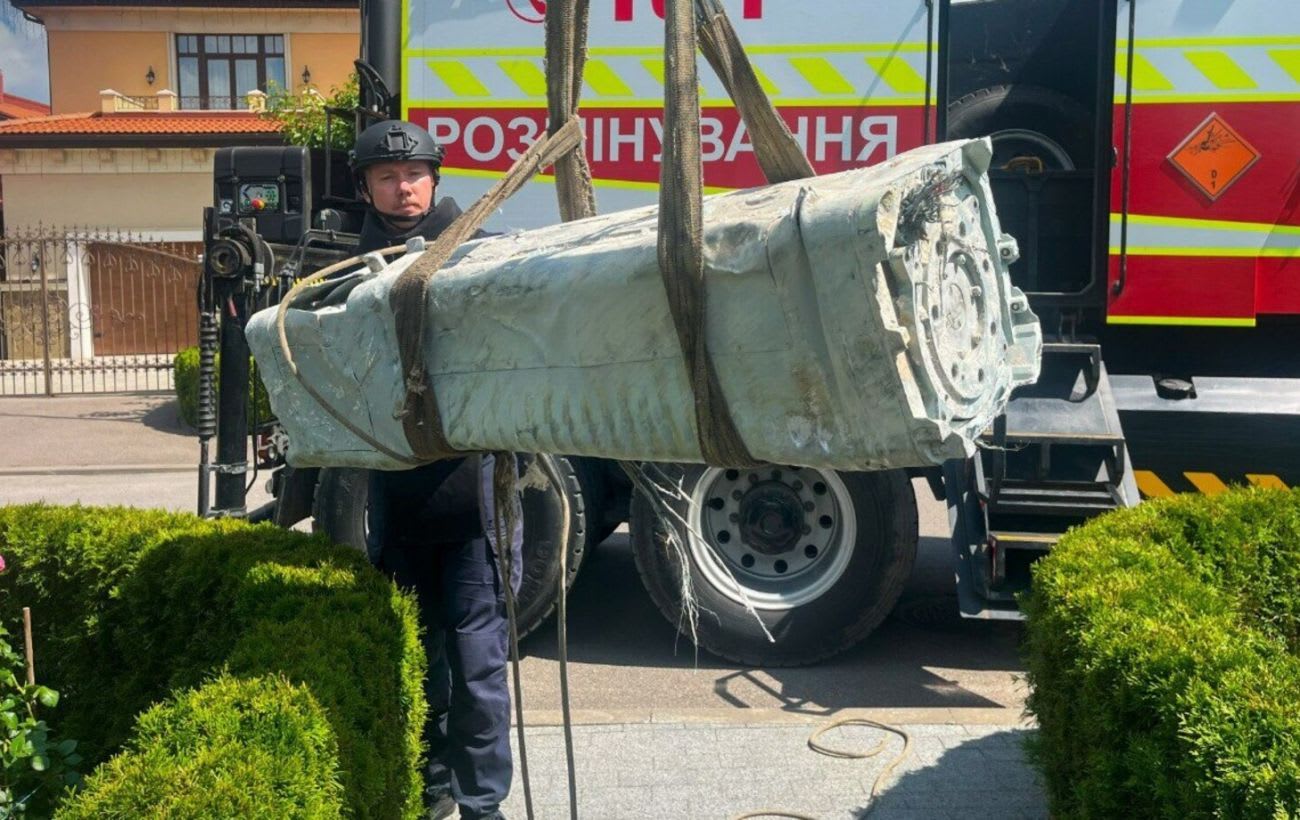 Russian Kh-69 missile falls near home in Kyiv — Emergency team destroys ...