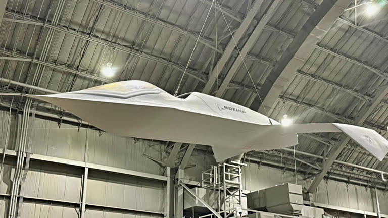 YF-118G ‘Bird of Prey’ Stealth Fighter Had Just 1 Mission