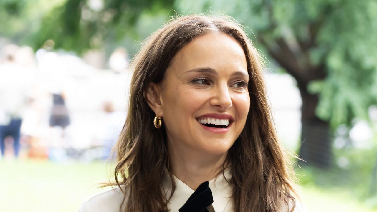 Forget Carrie Bradshaw, Natalie Portman's outfit for Netflix movie ...