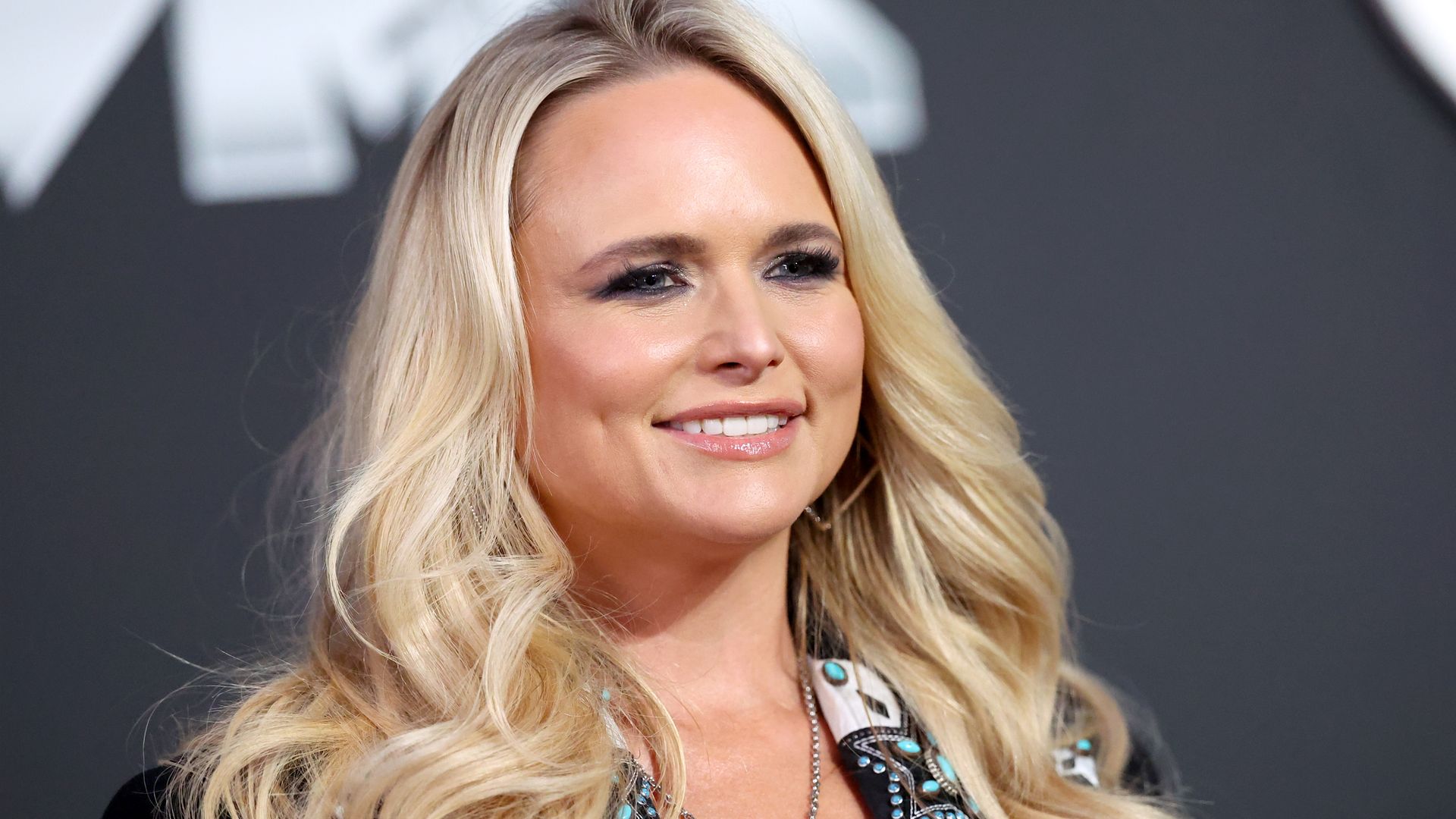 Miranda Lambert wears bright blue swimsuit in summer-ready photo from ...