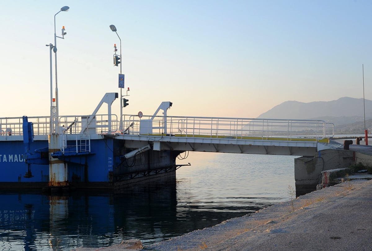 Τι συμβαίνει με την πλωτή γέφυρα της Λευκάδας που μένει κλειστή εδώ και ...