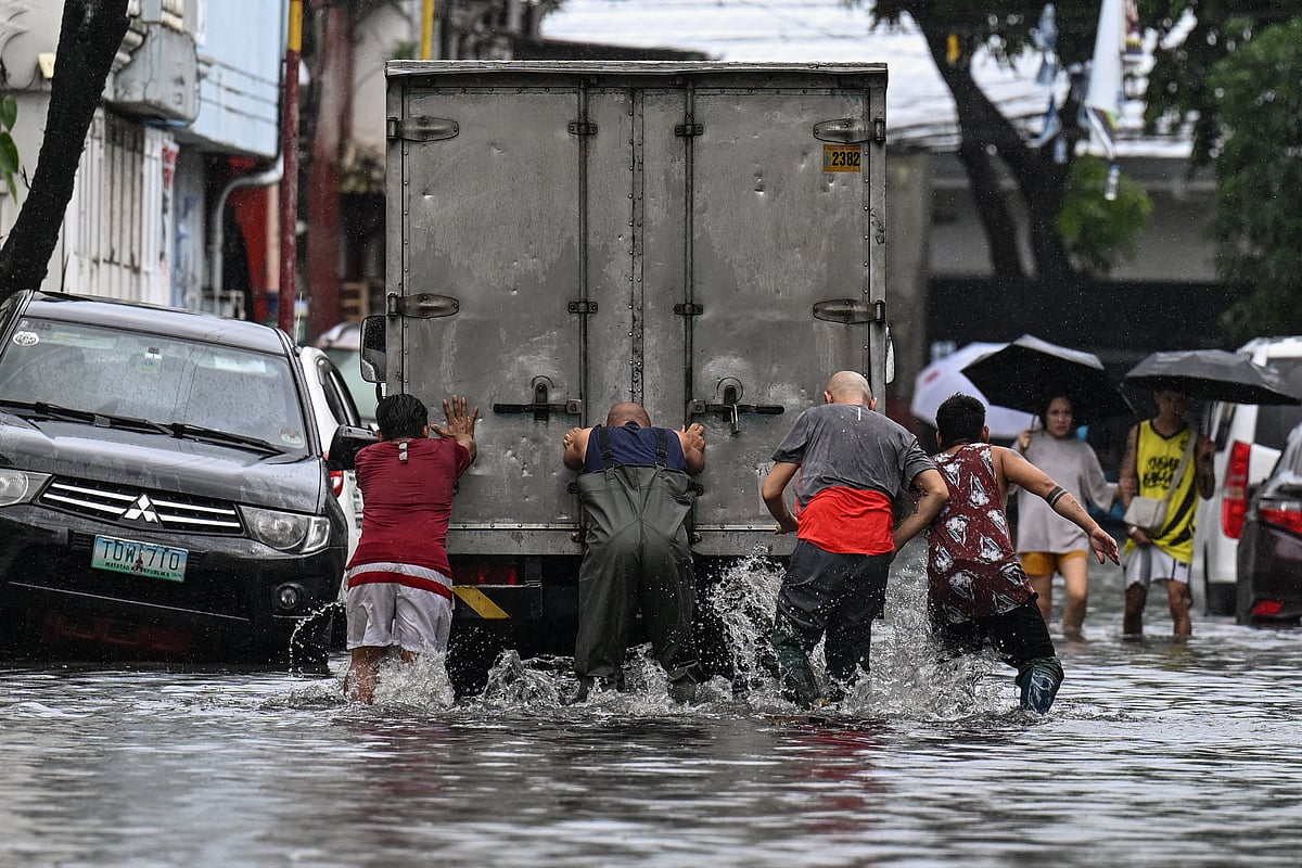 Philippines: Government work suspended, tens of thousands evacuated due to heavy flooding