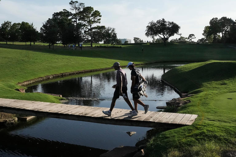 Charlie Woods, with dad Tiger in tow, struggles at U.S. Junior Amateur ...