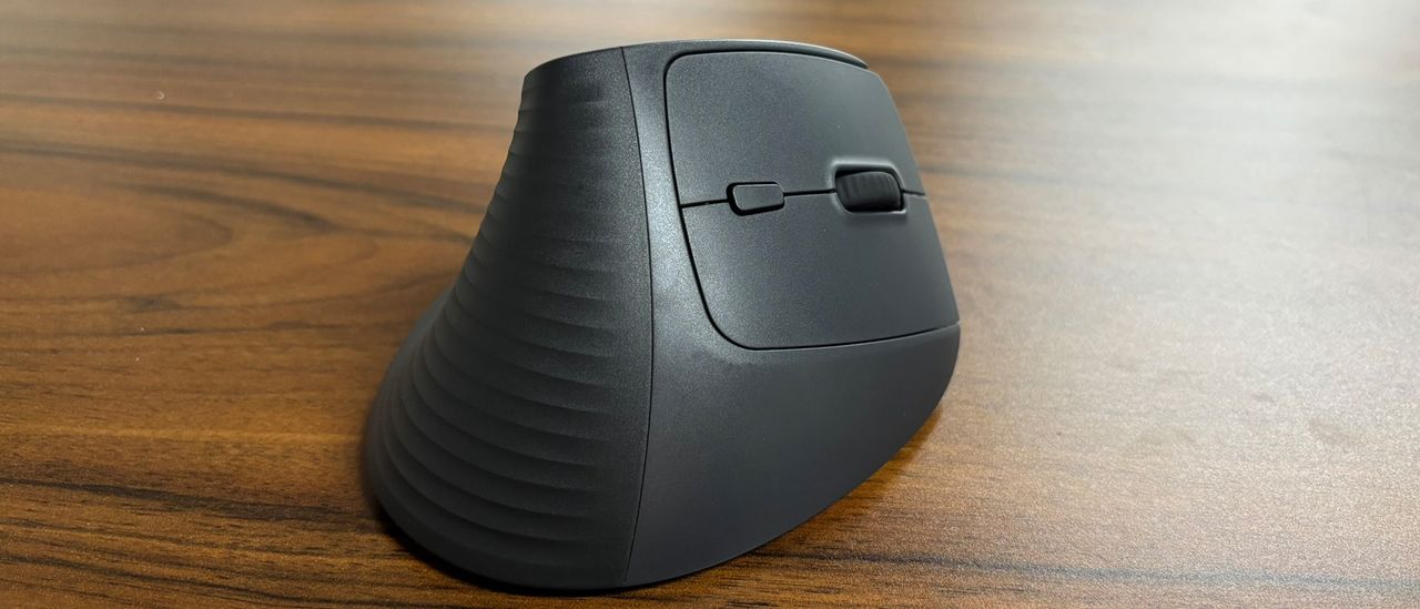 The Ugreen M571 wireless vertical mouse changed the way I work at my ...