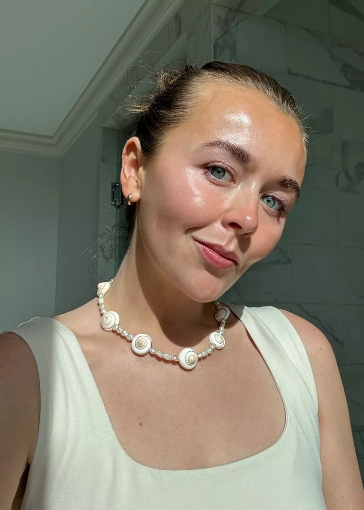 Chăm dùng một sản phẩm, BTV làm đẹp có da căng bóng