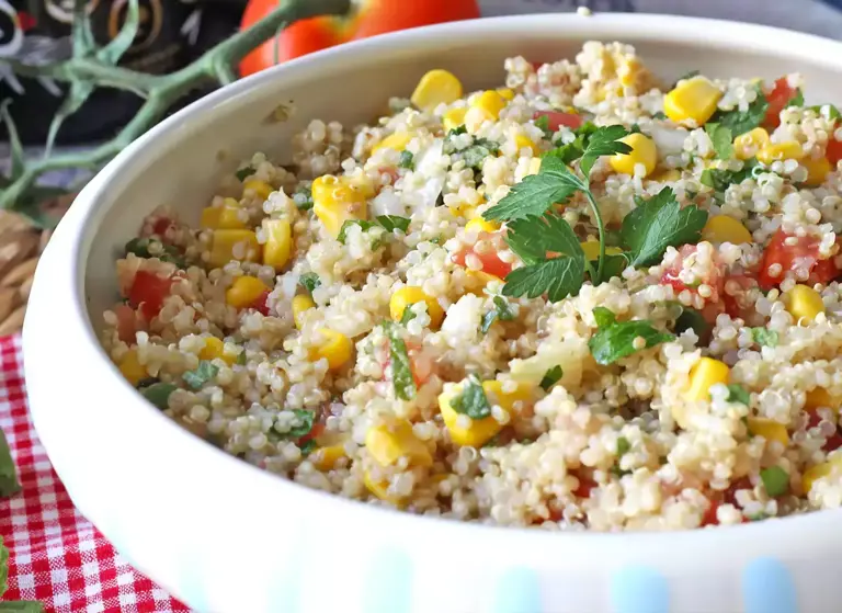 Quinoa salad with a tabbouleh flavor: refreshing and even healthier
