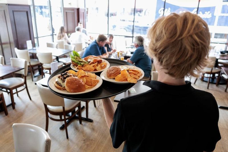 8 Warning Signs That Indicate A Bad Restaurant