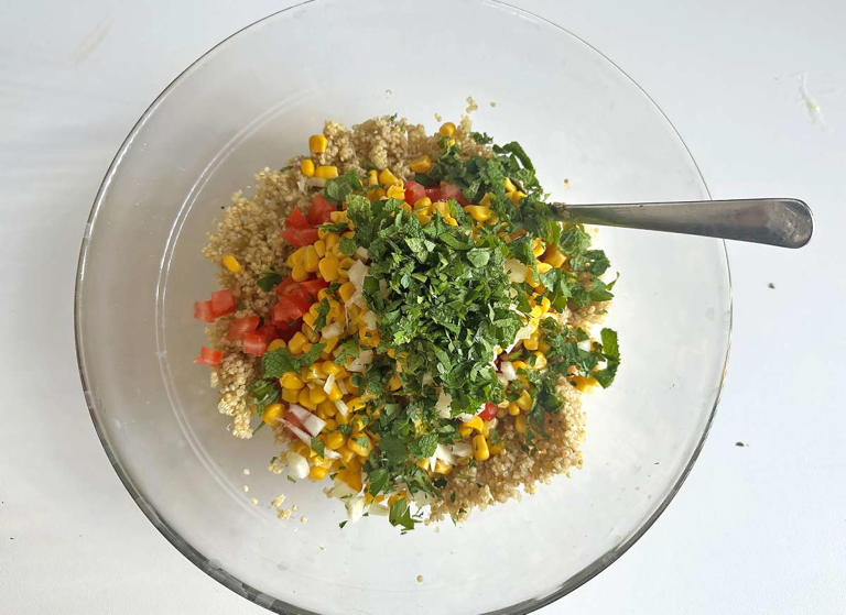 Quinoa salad with a tabbouleh flavor: refreshing and even healthier