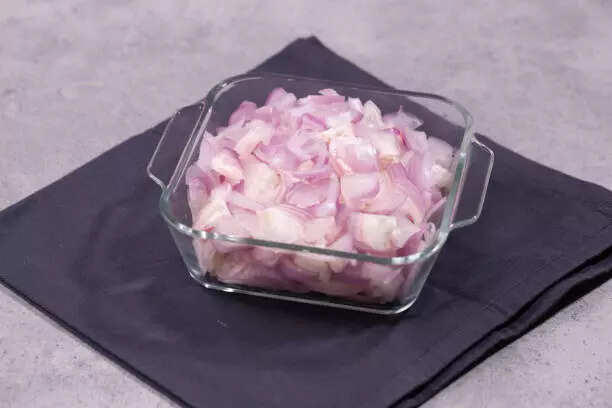 Why Indians consume raw onion with meals and it’s not just for crunch