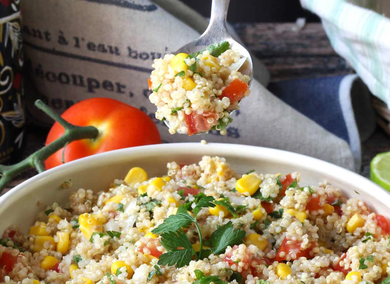 Quinoa salad with a tabbouleh flavor: refreshing and even healthier