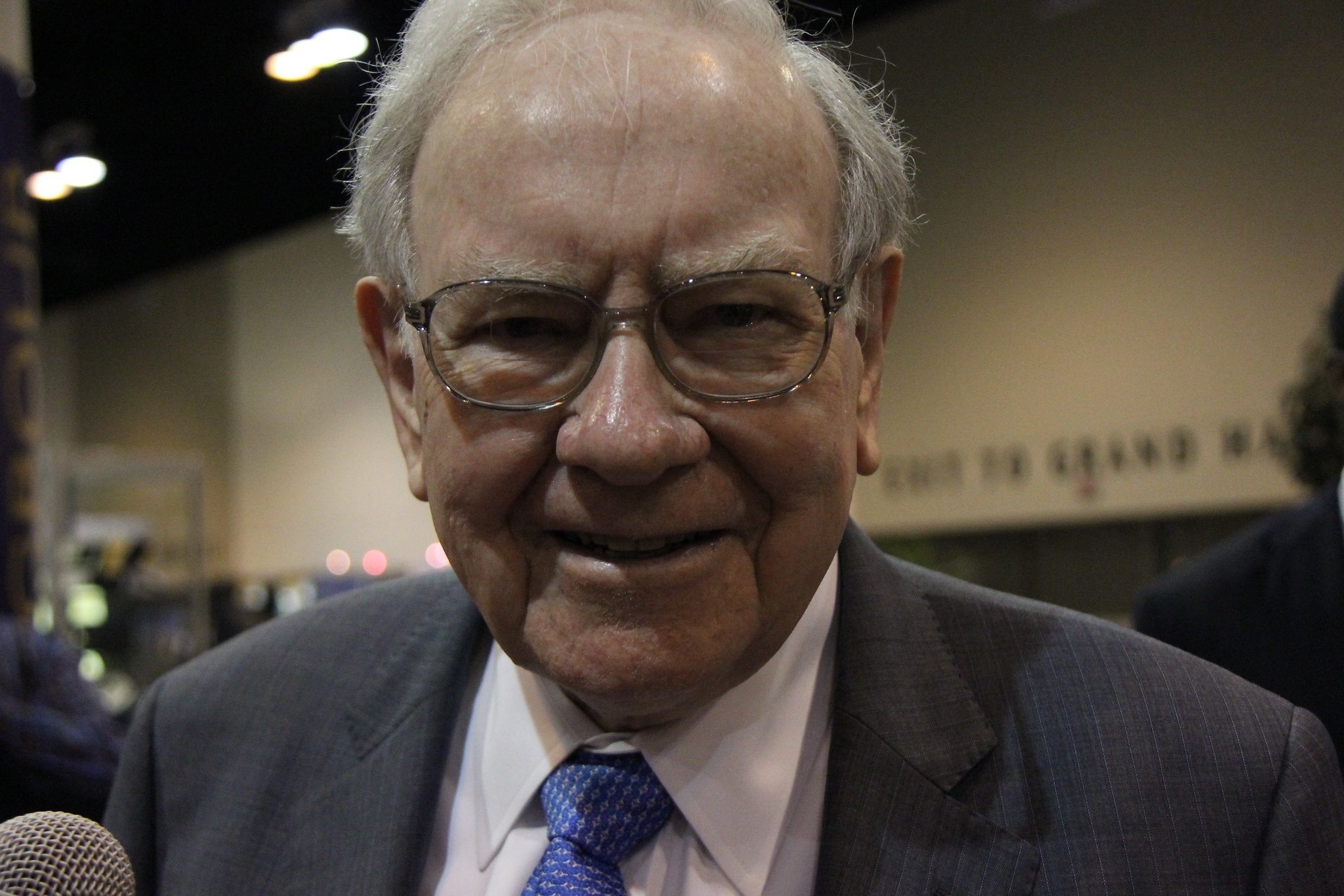 2 Warren Buffett Stocks to Buy Hand Over Fist -- and 1 to Avoid