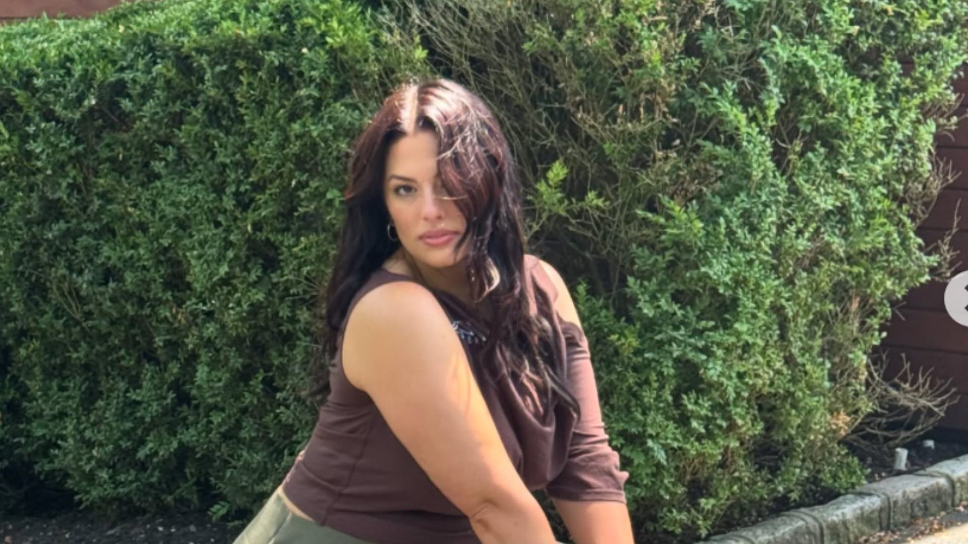 Ashley Graham (37 years old) looks sublime in an asymmetrical skirt