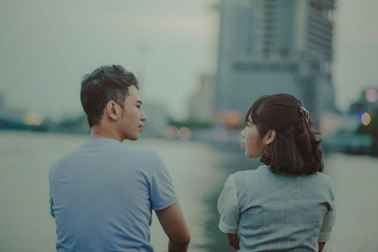 13 Ciri Wanita Suka Sama Kita tapi Dia Cuek, Lebih Peka Yuk!