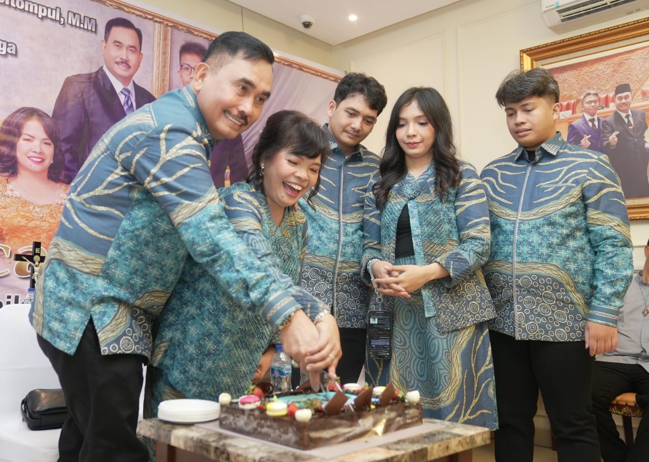 Hendrik Sitompul Gelar Syukuran Ultah ke-31 Pernikahan, Pemberkatan ...