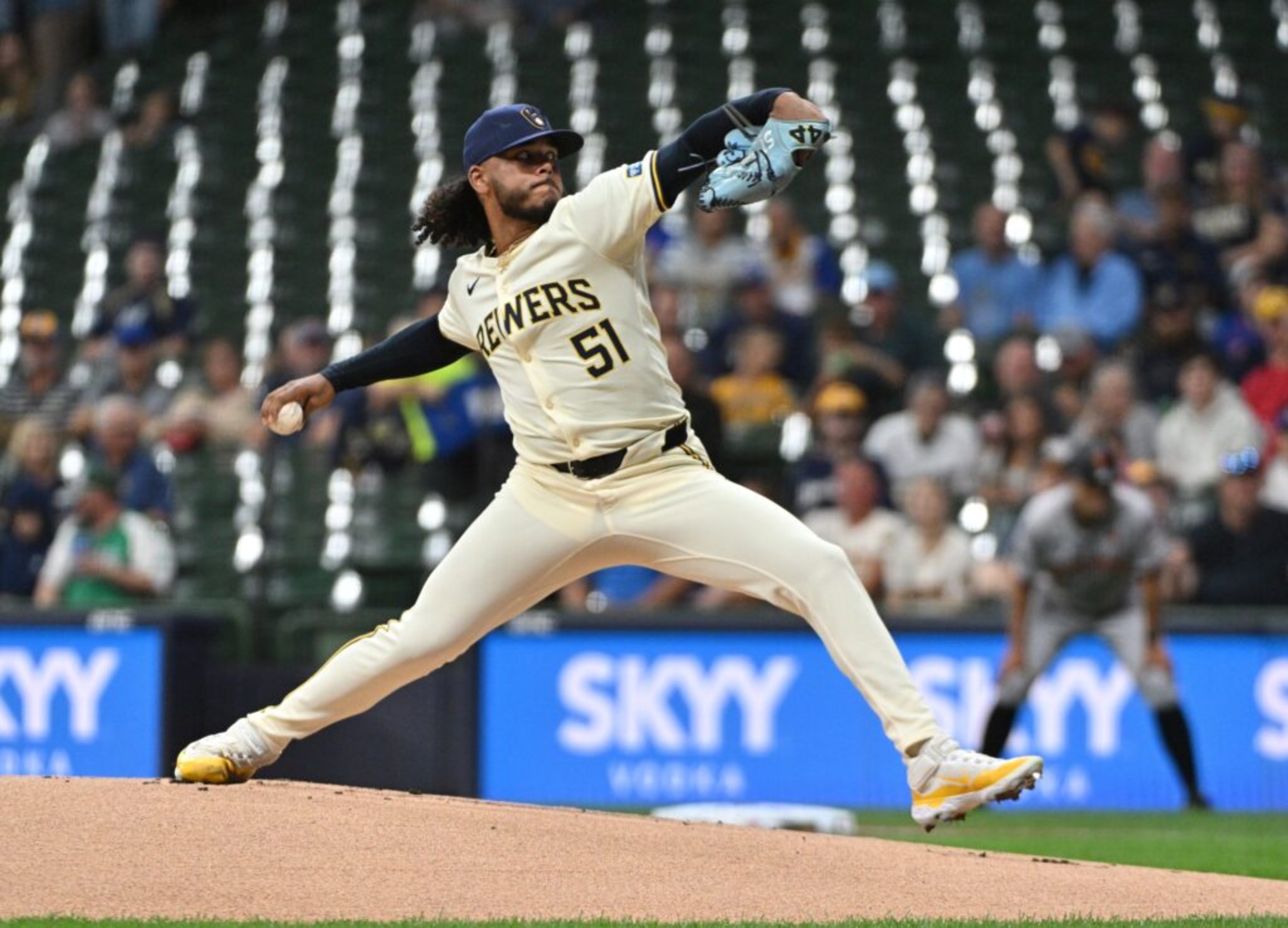 Report: Yankees interested in two Brewers pitchers
