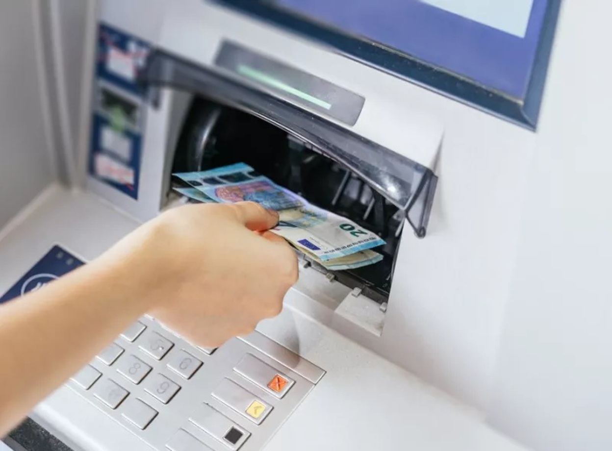 Οι αλλαγές από 11/8 στα ΑΤΜ, τι ισχύει για αναλήψεις και προμήθειες ...