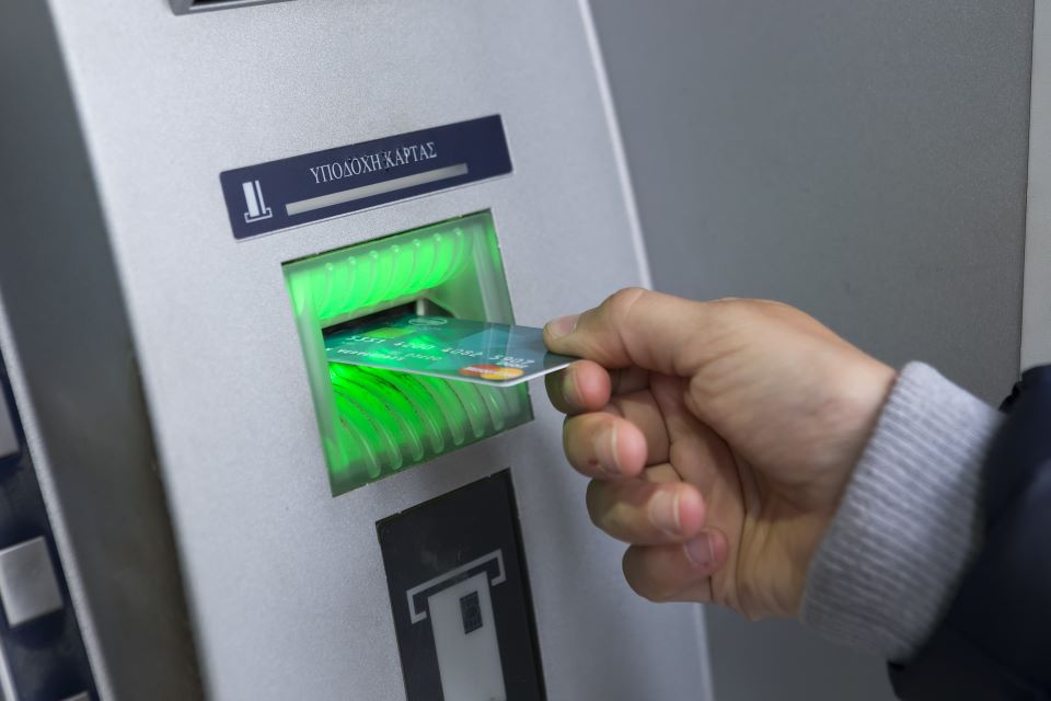 Εκτίναξη αναλήψεων από τα ΑΤΜ μετά τον μηδενισμό των χρεώσεων