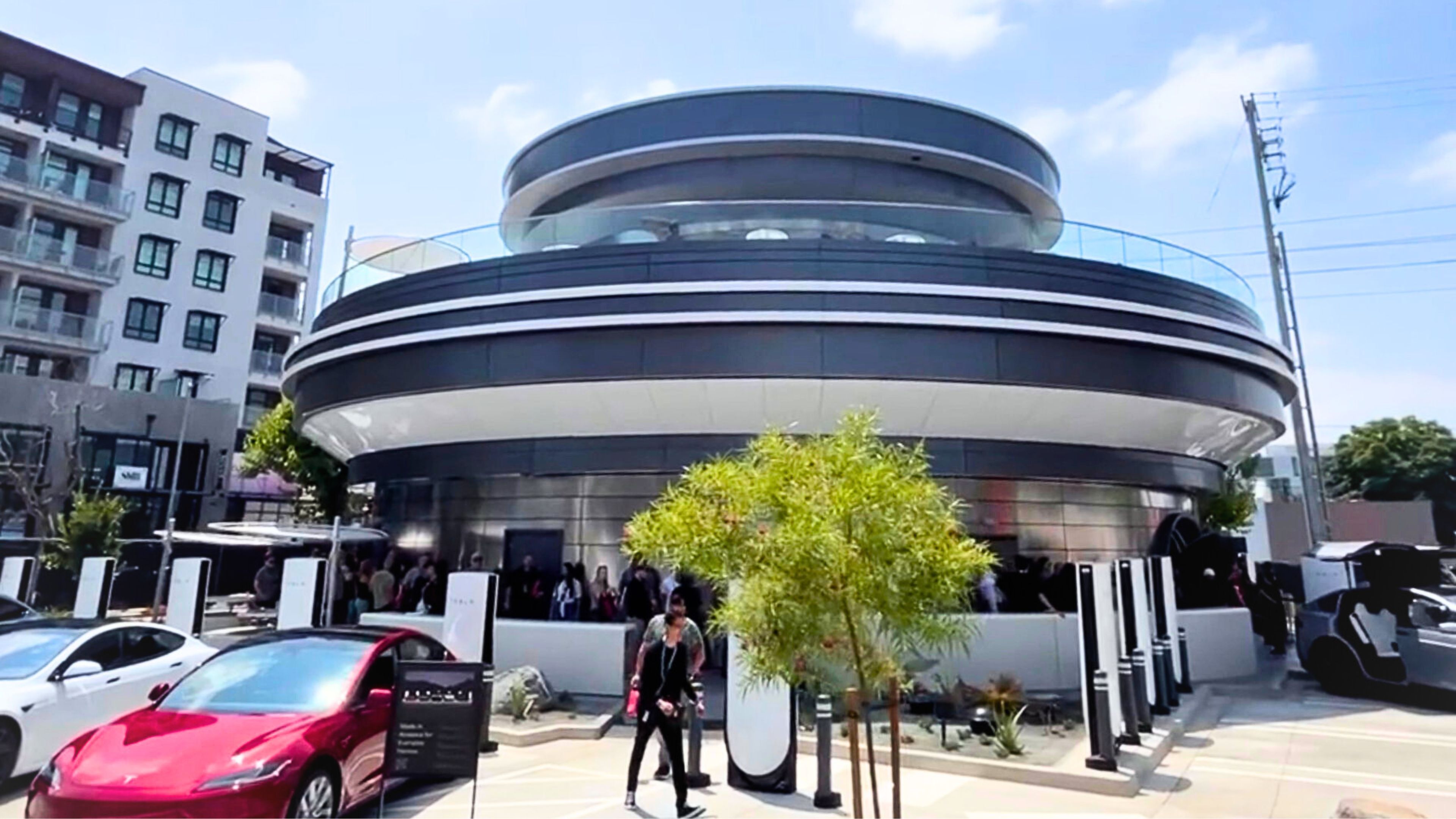 Inside Elon Musk's Tesla diner - review of robot servers and Cybertruck ...