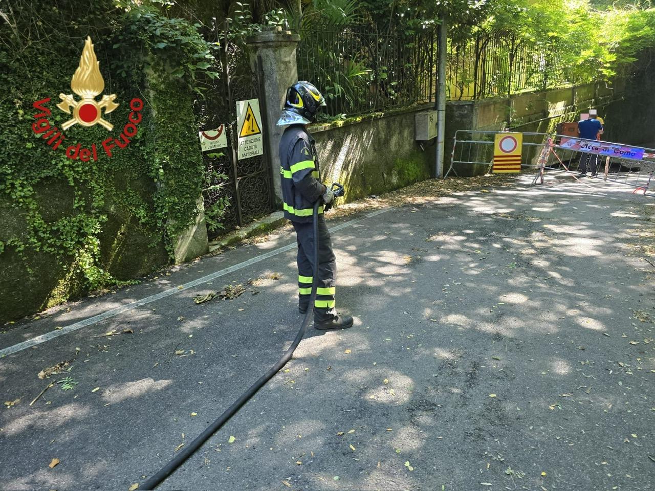 Cede l’asfalto in via Valeria: chiusa la strada e la linea ferroviaria ...