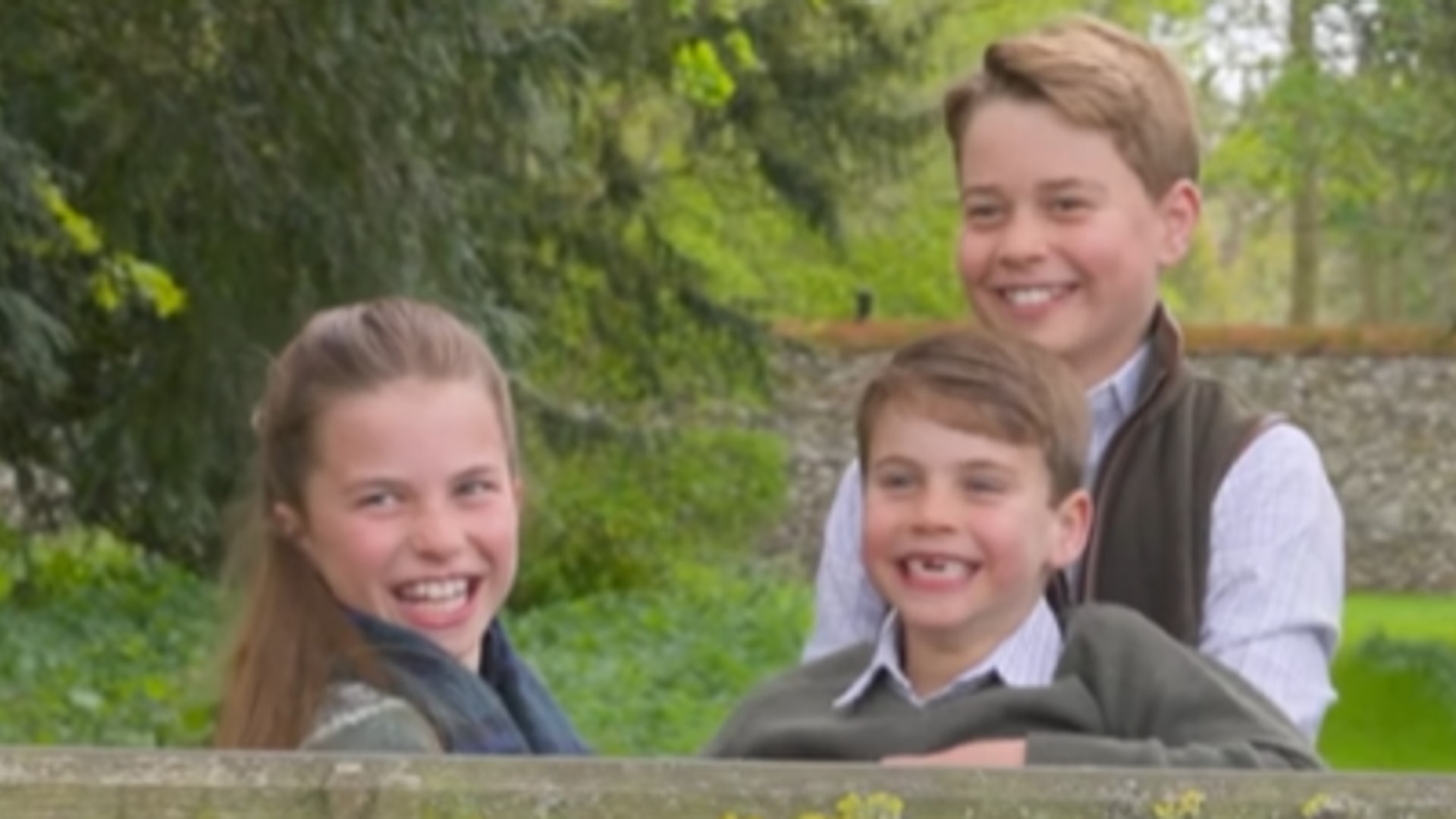 Princess Charlotte and Prince George make toothy grinned Prince Louis ...