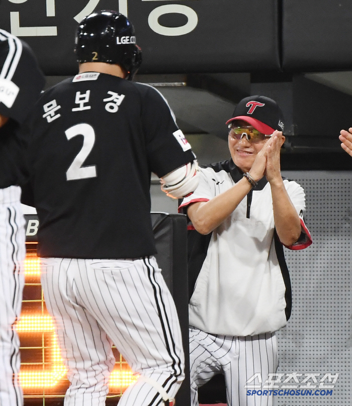 Director Yeom Kyung-yeop welcomes Moon Bo-kyung