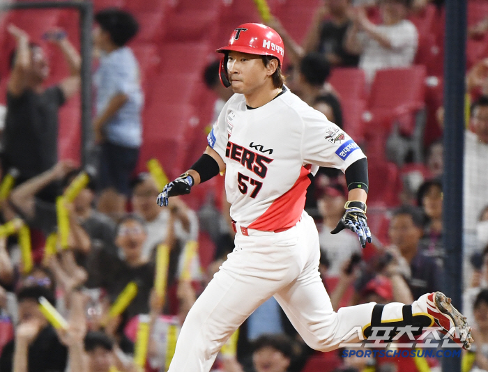 LG killer Ko Jong-wook comes out as a pinch hitter and makes a timely two-run hit