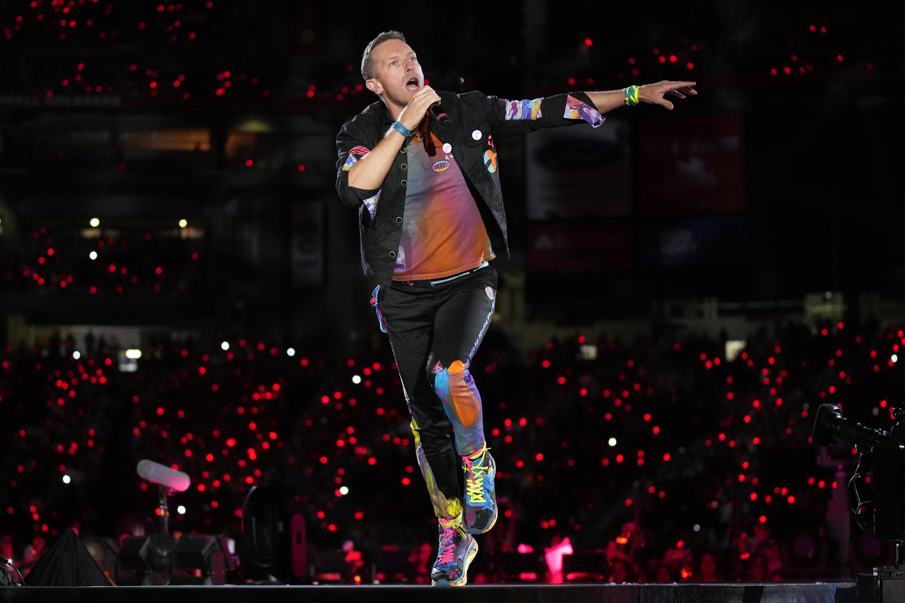 The private life of the millionaire leader of Coldplay that doesn't ...