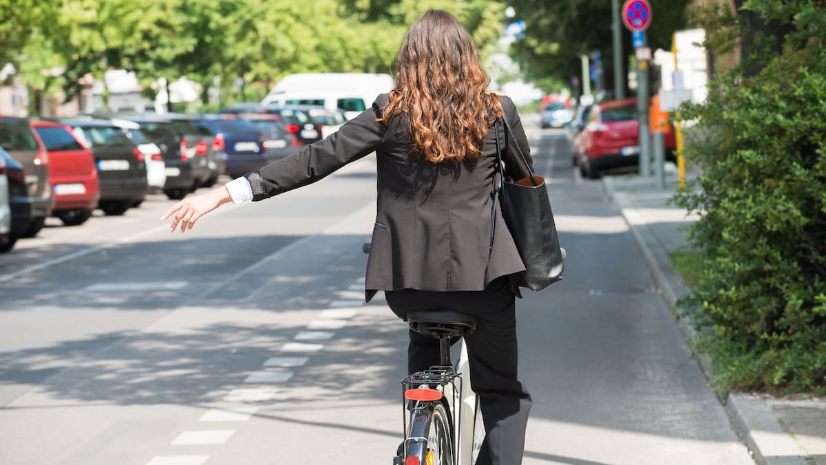 Velo-Ratgeber: Das muss ich beim Linksabbiegen auf dem Velo beachten