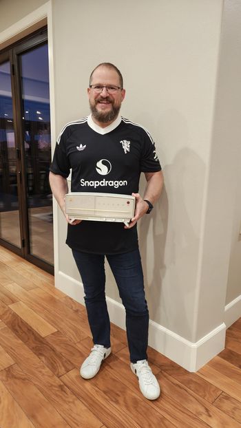 LG Electronics CEO gifts Qualcomm chief replica of first Korean-made ...