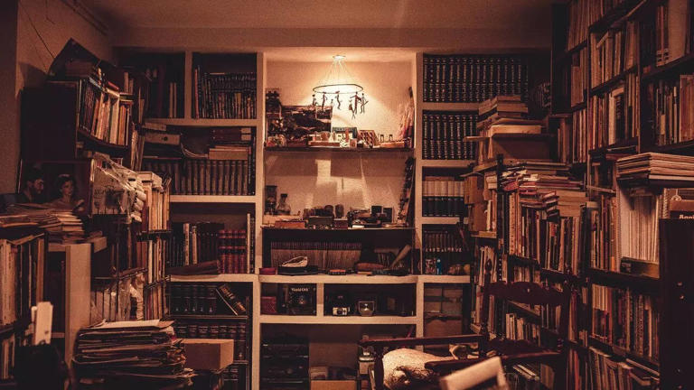 9 decor pieces that make your room look cluttered and how to fix this